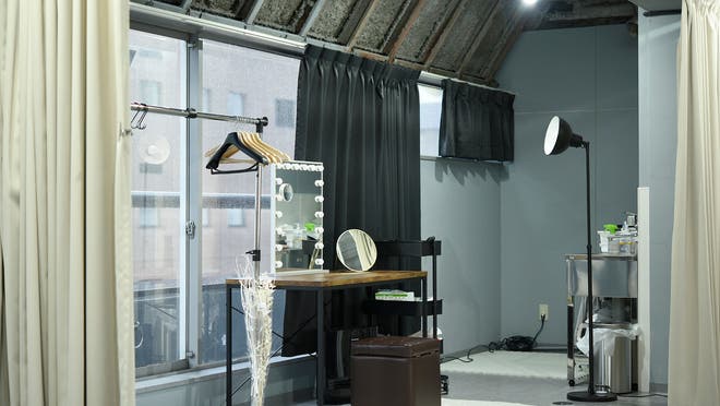 自然光もライティングも!南北の大きな窓からの自然光に加え、ストロボ、バック紙などの写真7