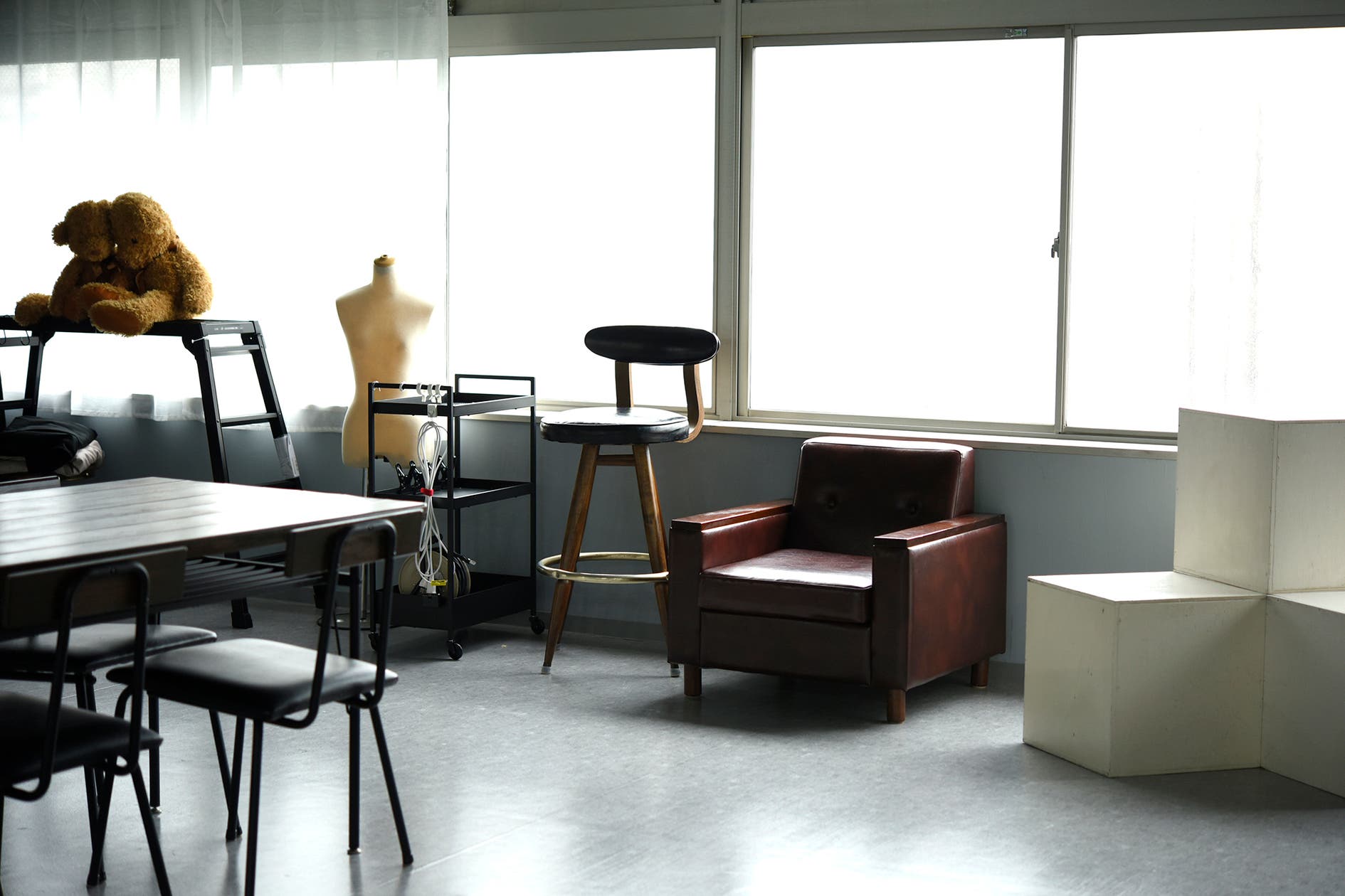 自然光もライティングも！南北の大きな窓からの自然光に加え、ストロボ、バック紙などの写真9