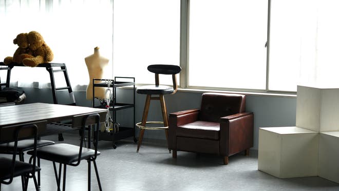 自然光もライティングも!南北の大きな窓からの自然光に加え、ストロボ、バック紙などの写真9