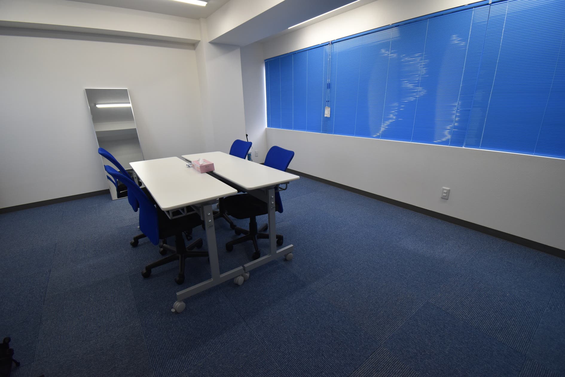 日当たりよく清潔感のあるスペース♪会議や商談、撮影スタジオ、教室、サロンなどの写真4