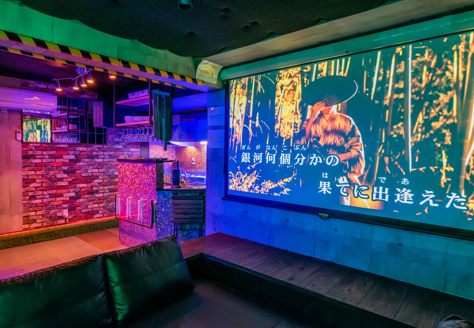 中野【大人の空間】大迫力！巨大スクリーンで映画、PS4、ダーツが楽しめる、超オシャレな空間です！の写真3