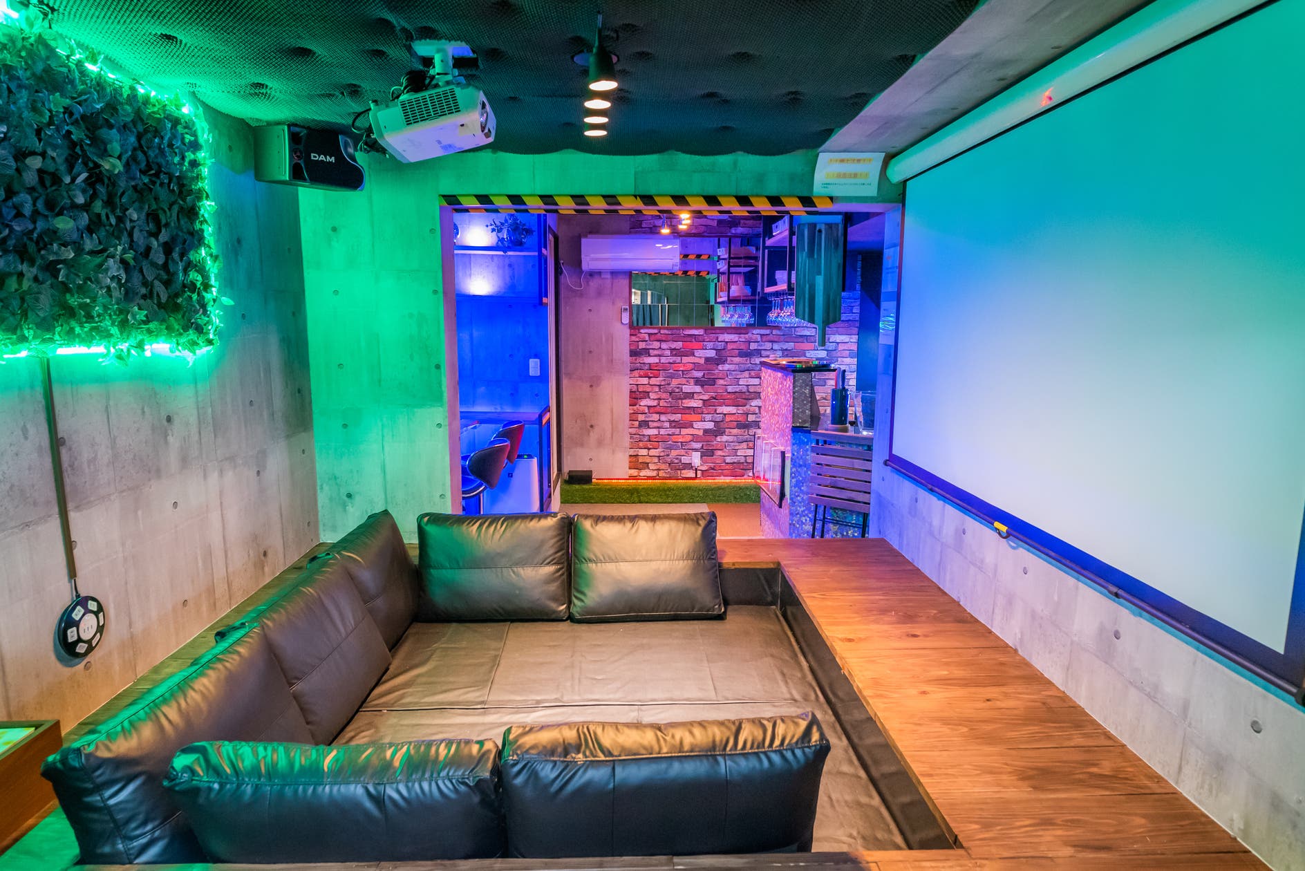 中野【大人の空間】大迫力！巨大スクリーンで映画、PS4、ダーツが楽しめる、超オシャレな空間です！の写真1