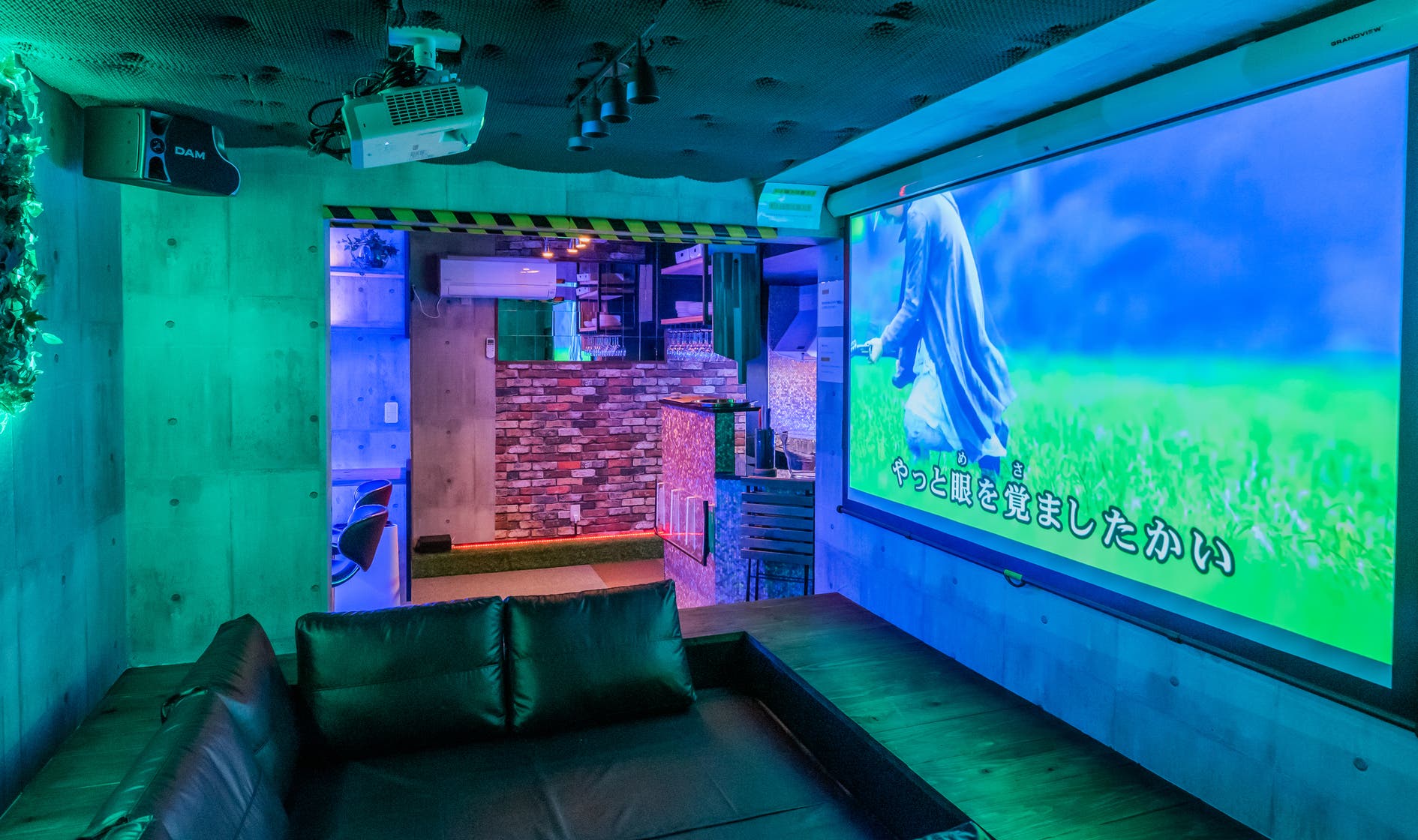 中野【大人の空間】大迫力！巨大スクリーンで映画、PS4、ダーツが楽しめる、超オシャレな空間です！の写真2