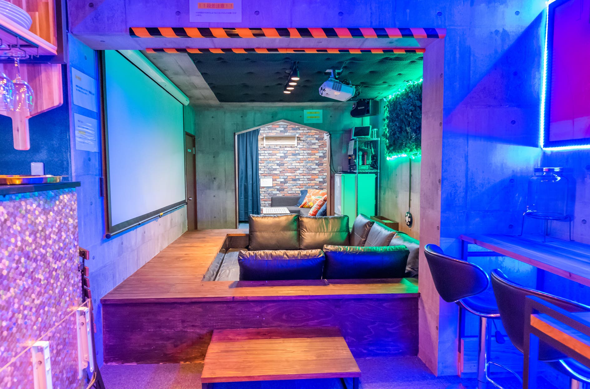 中野【大人の空間】大迫力！巨大スクリーンで映画、PS4、ダーツが楽しめる、超オシャレな空間です！の写真4