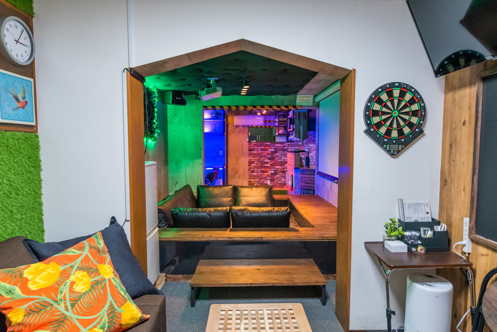 中野【大人の空間】大迫力！巨大スクリーンで映画、PS4、ダーツが楽しめる、超オシャレな空間です！の写真5