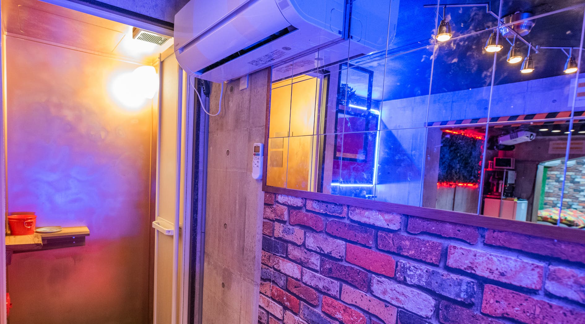 中野【大人の空間】大迫力！巨大スクリーンで映画、PS4、ダーツが楽しめる、超オシャレな空間です！の写真10