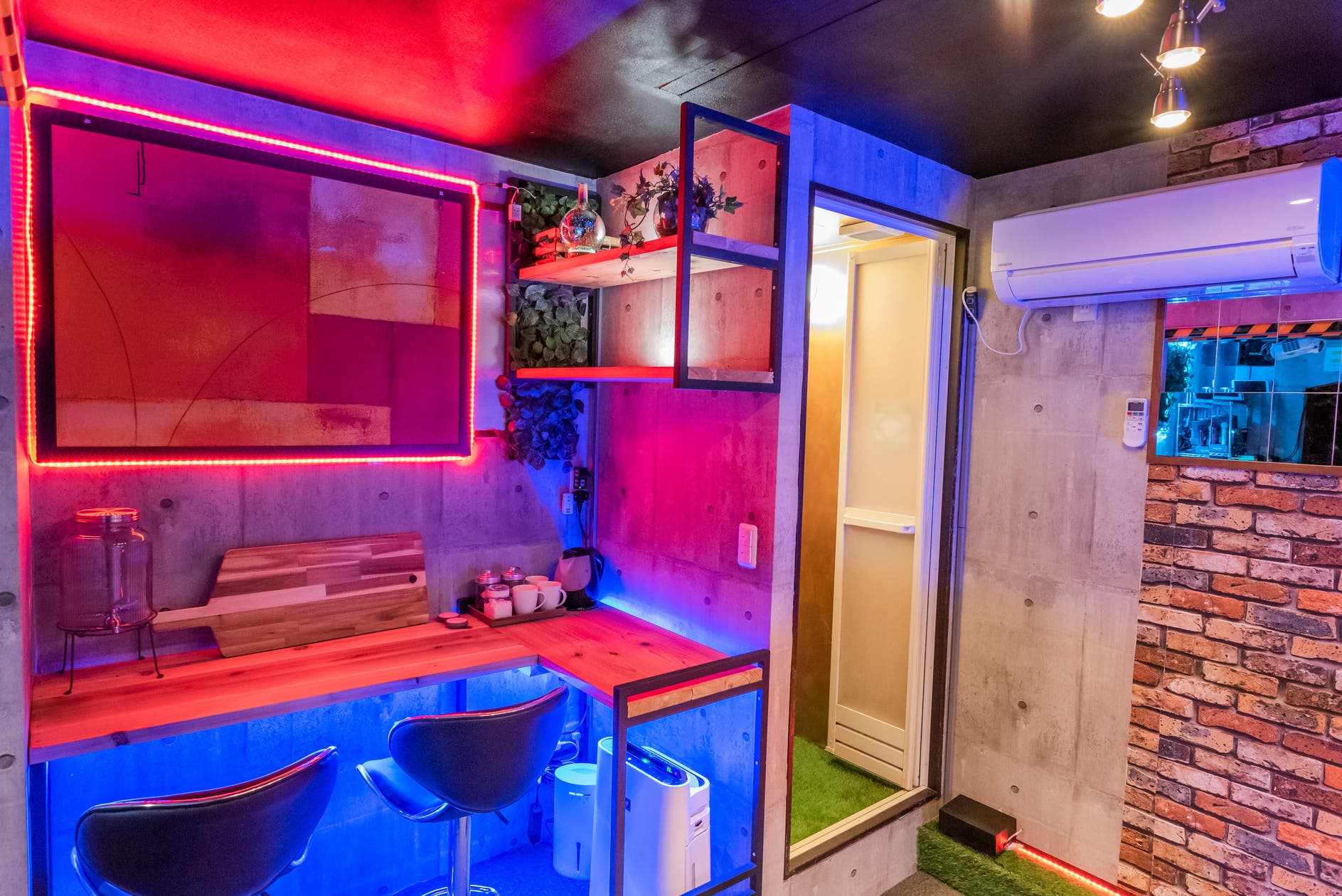 中野【大人の空間】大迫力！巨大スクリーンで映画、PS4、ダーツが楽しめる、超オシャレな空間です！の写真11