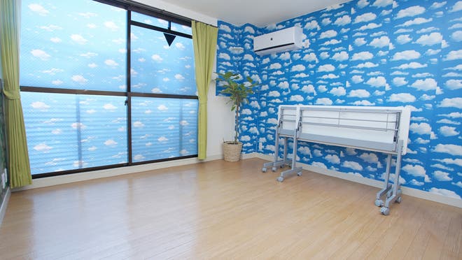 【京都駅前ステーション401】駅出口から徒歩4分のテレワーク応援スペース!爽やか空間で話合いに会議に作業などが捗る部屋の写真1