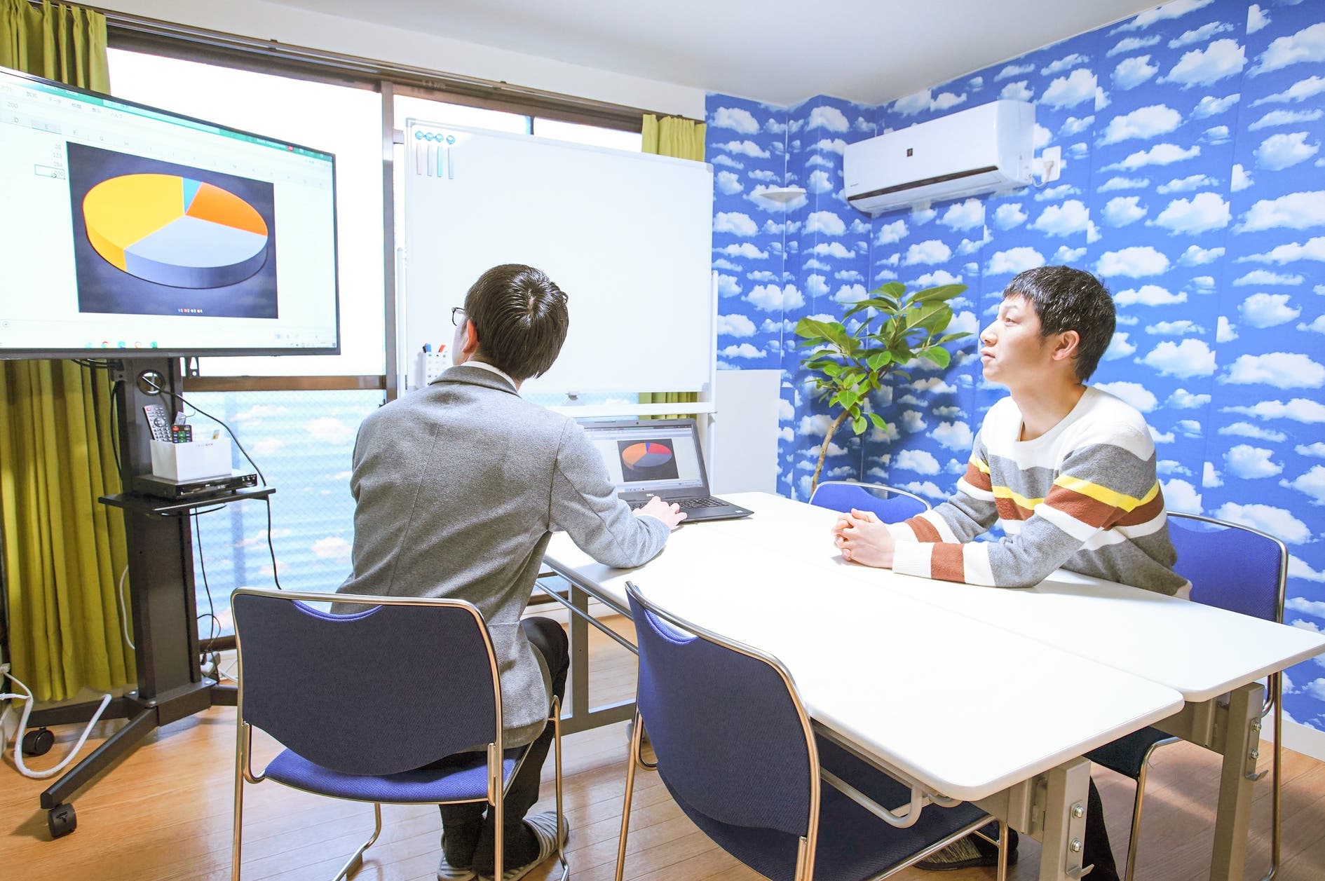 【京都駅前ステーション401】駅出口から徒歩４分のテレワーク応援スペース！爽やか空間で話合いに会議に作業などが捗る部屋の写真11