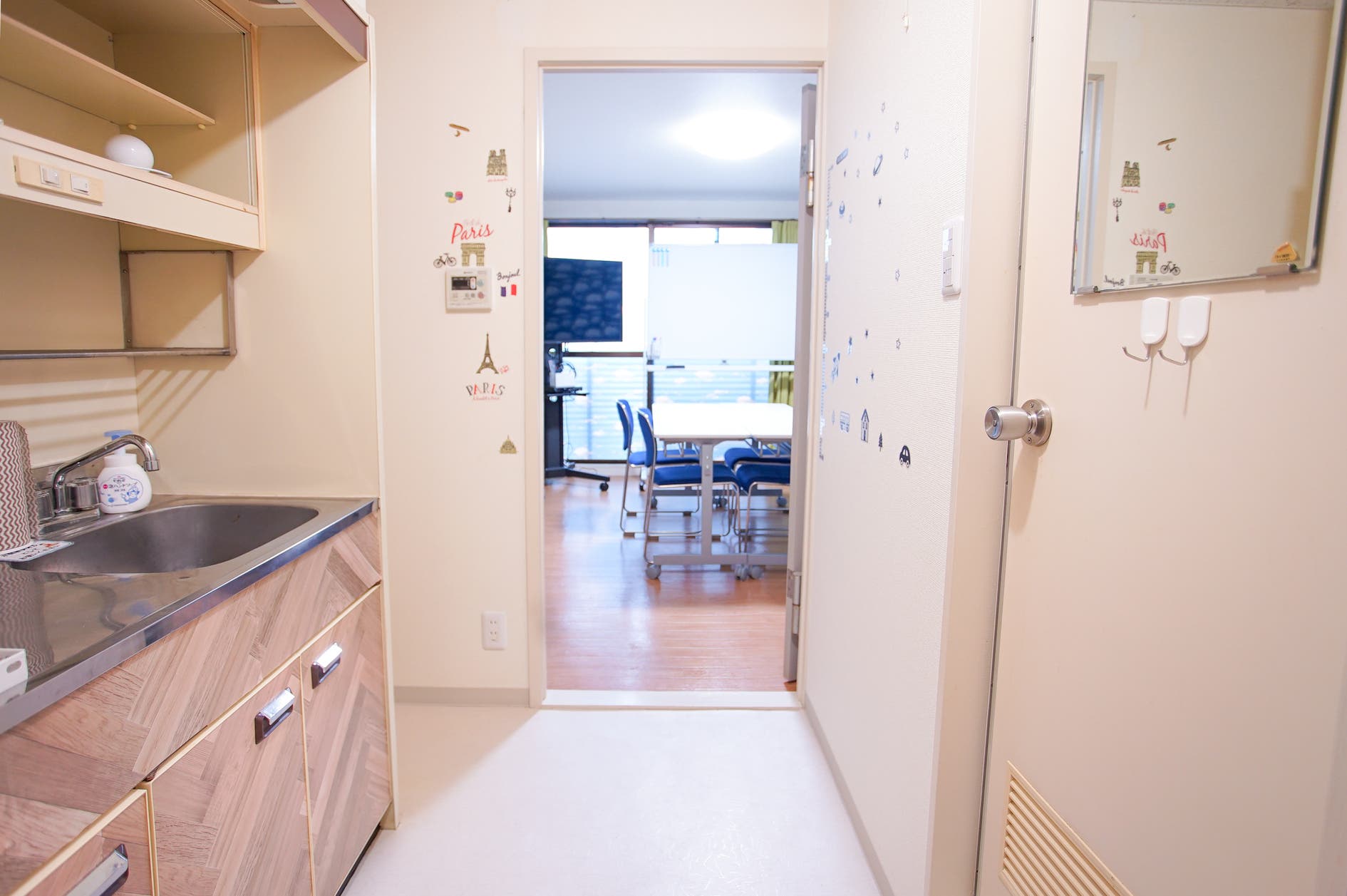 【京都駅前ステーション401】駅出口から徒歩４分のテレワーク応援スペース！爽やか空間で話合いに会議に作業などが捗る部屋の写真18