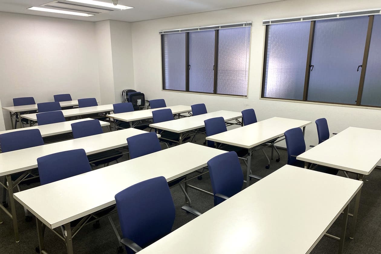 【リニューアル前まで1時間当たり500円割引中！】三宮貸し会議室　プロジェクター wifi グリーンバックも無料！ライブ配信可能の写真1