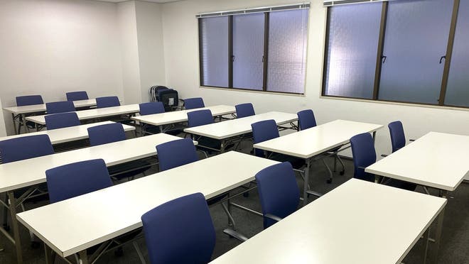 【リニューアル前まで1時間当たり500円割引中!】三宮貸し会議室 プロジェクター wifi グリーンバックも無料!ライブ配信可能の写真1