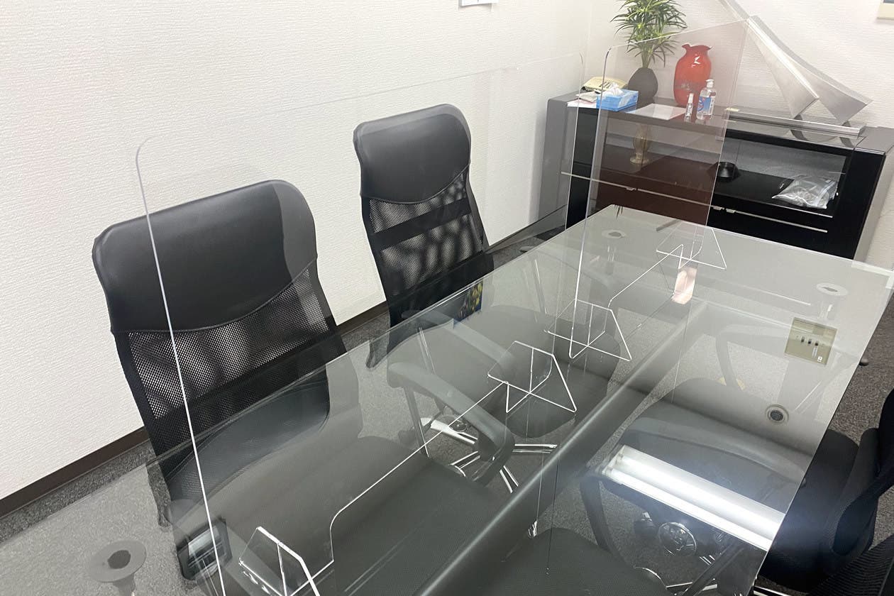 アクリルバーテーション設置、wifi無料、高級感あり！商談、契約、面接、会議に最適！の写真1
