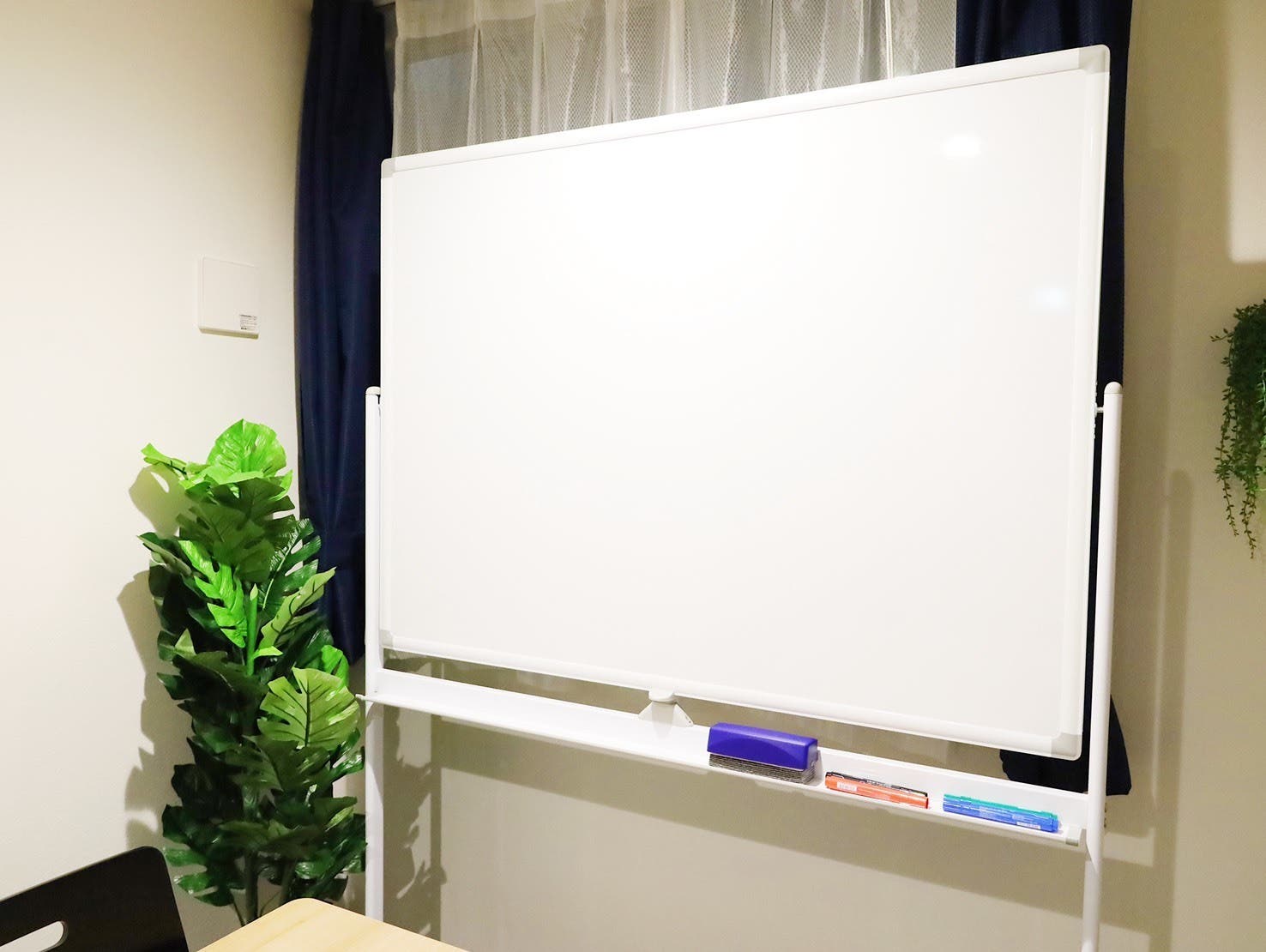 【赤羽駅徒歩圏内！8名利用可！】綺麗な室内！WiFi・プロジェクター・ホワイトボード全て無料！ふれあい貸し会議室 赤羽Aの写真5