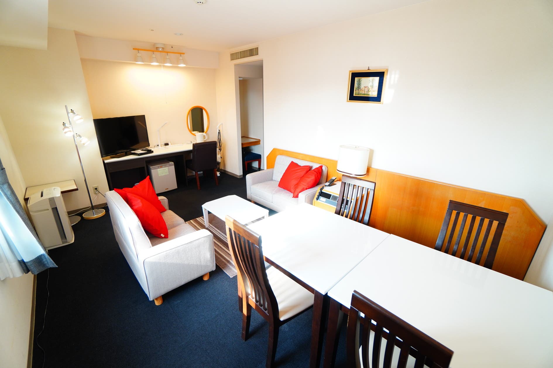 ＜豊橋駅前プライベートスペース825＞豊橋駅から徒歩1分⭐️光回線Wi-Fi/テレビあり！会議/打ち合わせ/商談/パーティーにもの写真5