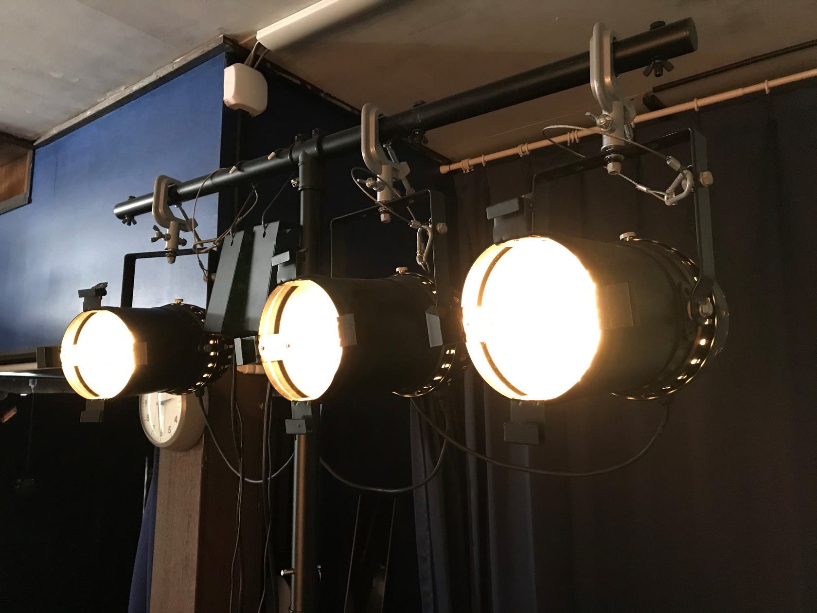 本格的な雰囲気を出したい方へ！舞台用スポットライト（照明機材）一式の画像1