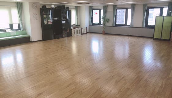 聖蹟桜ヶ丘駅より徒歩1分の広いダンススタジオ。会議OKの写真1