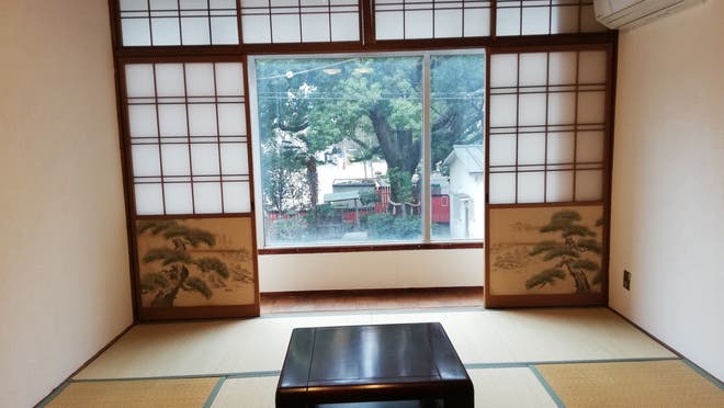 和風建築のお宿の一室でコスプレ撮影の写真2