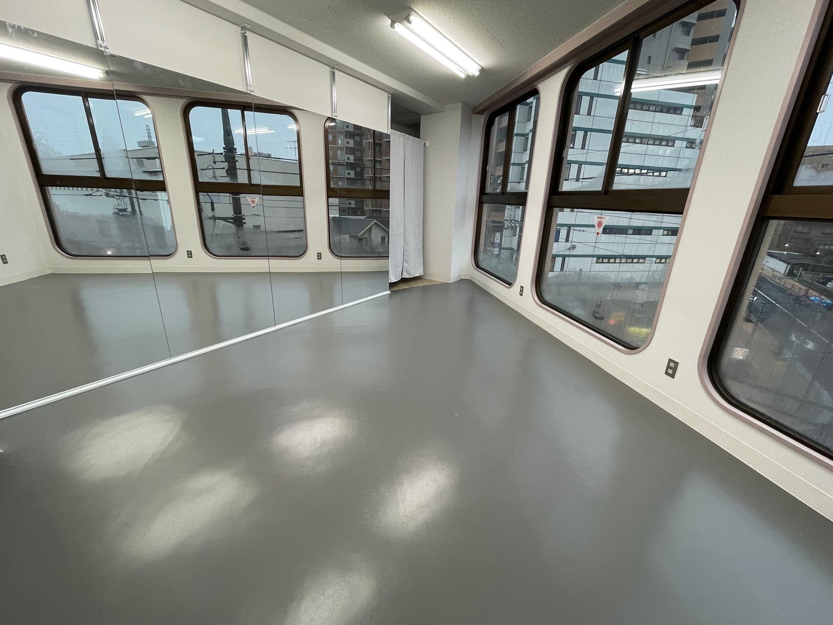 国立でダンスやヨガができるスタジオ/ ダンスに最適リノリウム床材/2.0m x 3.6mの大型鏡　レンタルスタジオ国立リノの写真8