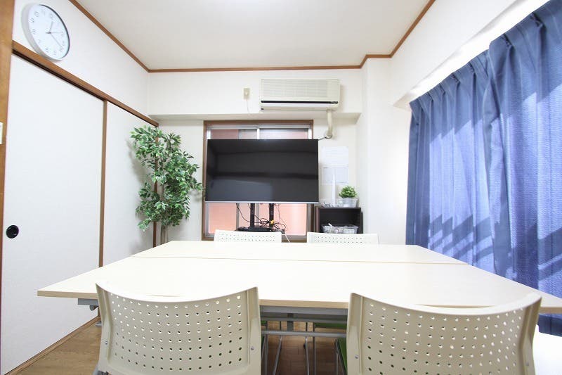 ⭐聖蹟桜ヶ丘駅2分！10名利用可⭐50型モニタ/光回線/WiFi/FireTV/BlurayDVD/施術台/キッチン全無料！の写真4