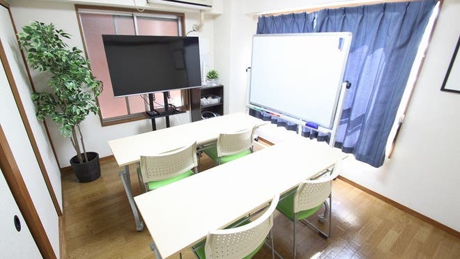 ⭐聖蹟桜ヶ丘駅2分!10名利用可⭐50型モニタ/光回線/WiFi/FireTV/BlurayDVD/施術台/キッチン全無料!の写真1