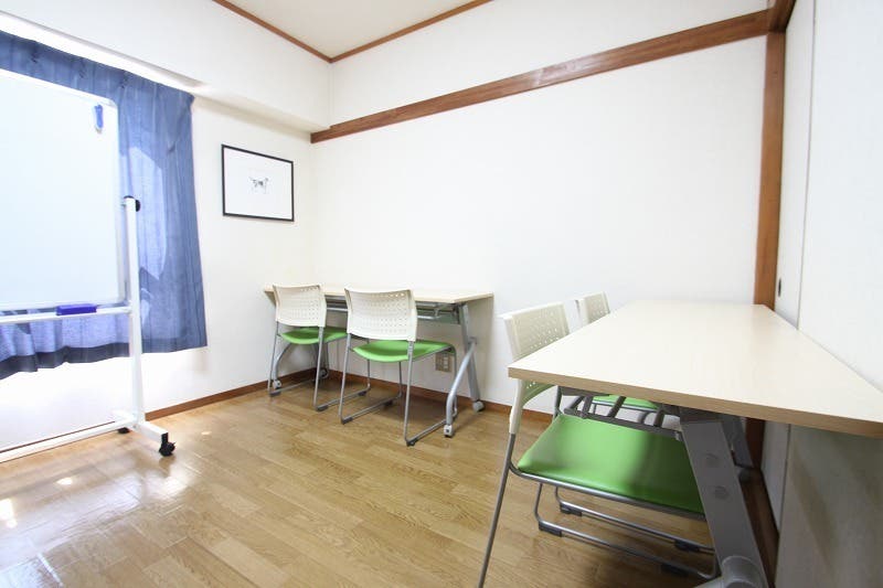 ⭐聖蹟桜ヶ丘駅2分！10名利用可⭐50型モニタ/光回線/WiFi/FireTV/BlurayDVD/施術台/キッチン全無料！の写真8