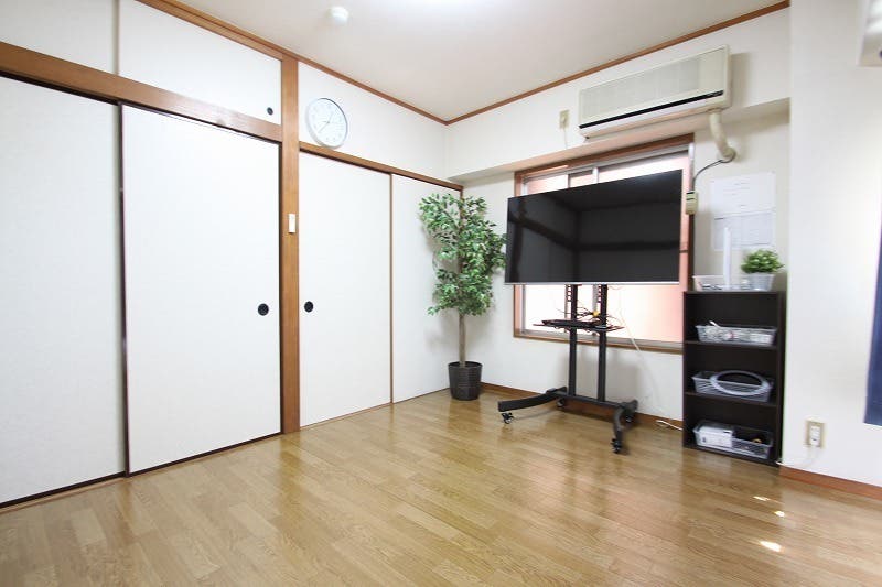 ⭐聖蹟桜ヶ丘駅2分！10名利用可⭐50型モニタ/光回線/WiFi/FireTV/BlurayDVD/施術台/キッチン全無料！の写真12