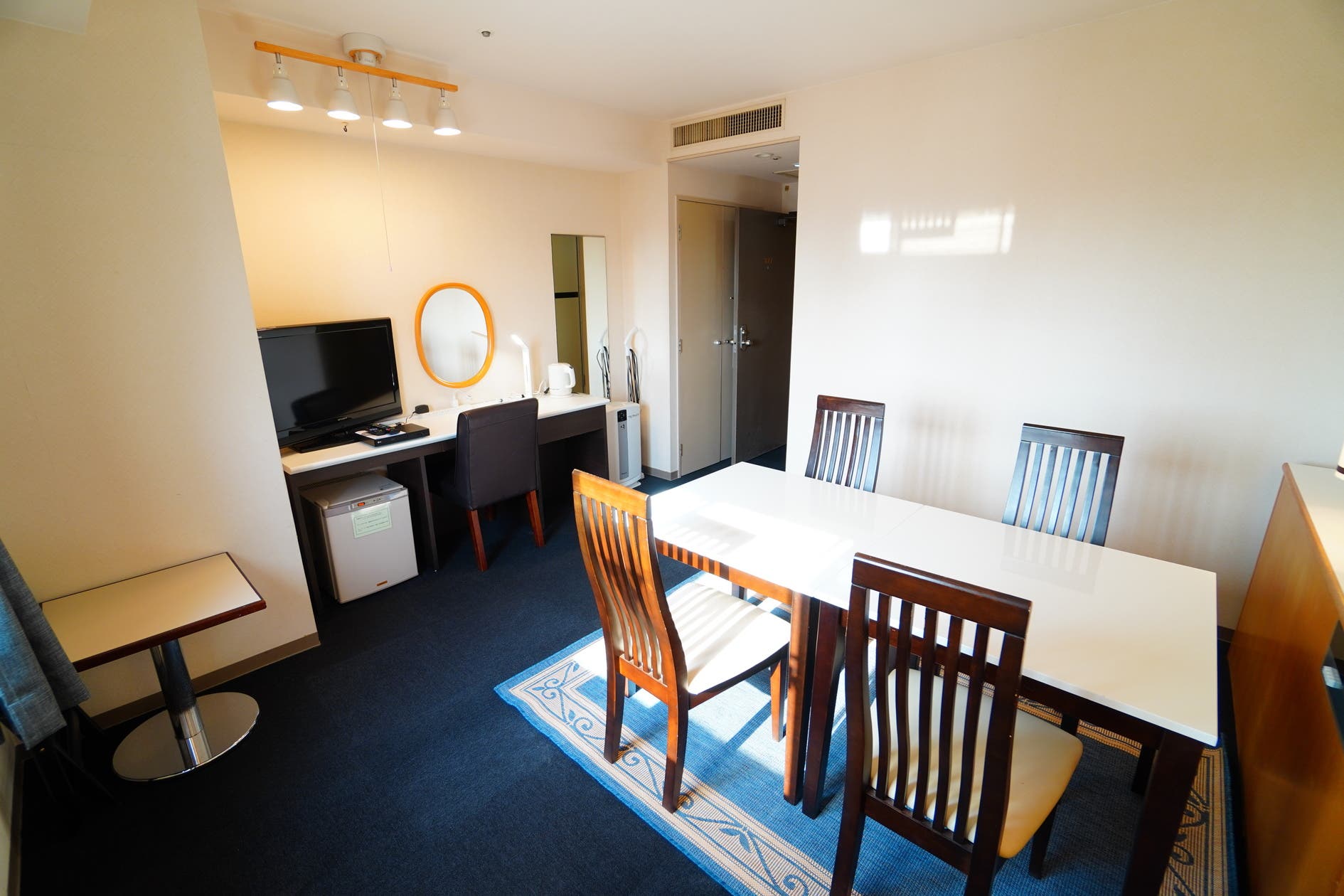 ＜豊橋駅前プライベートスペース827＞豊橋駅から徒歩1分⭐️光回線Wi-Fi/テレビあり！会議/打ち合わせ/商談/パーティーにもの写真3