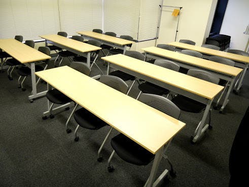 【青山】アクセス抜群！清潔感のあるゆったりとした小会議室　最大18名様の写真1