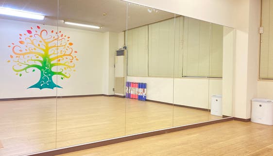 【近鉄奈良駅徒歩1分】ダンスができるレンタルスタジオ/鏡面2面(4.5mと2.7m)/フローリング/ダンス、ヨガ、会議室等の写真1
