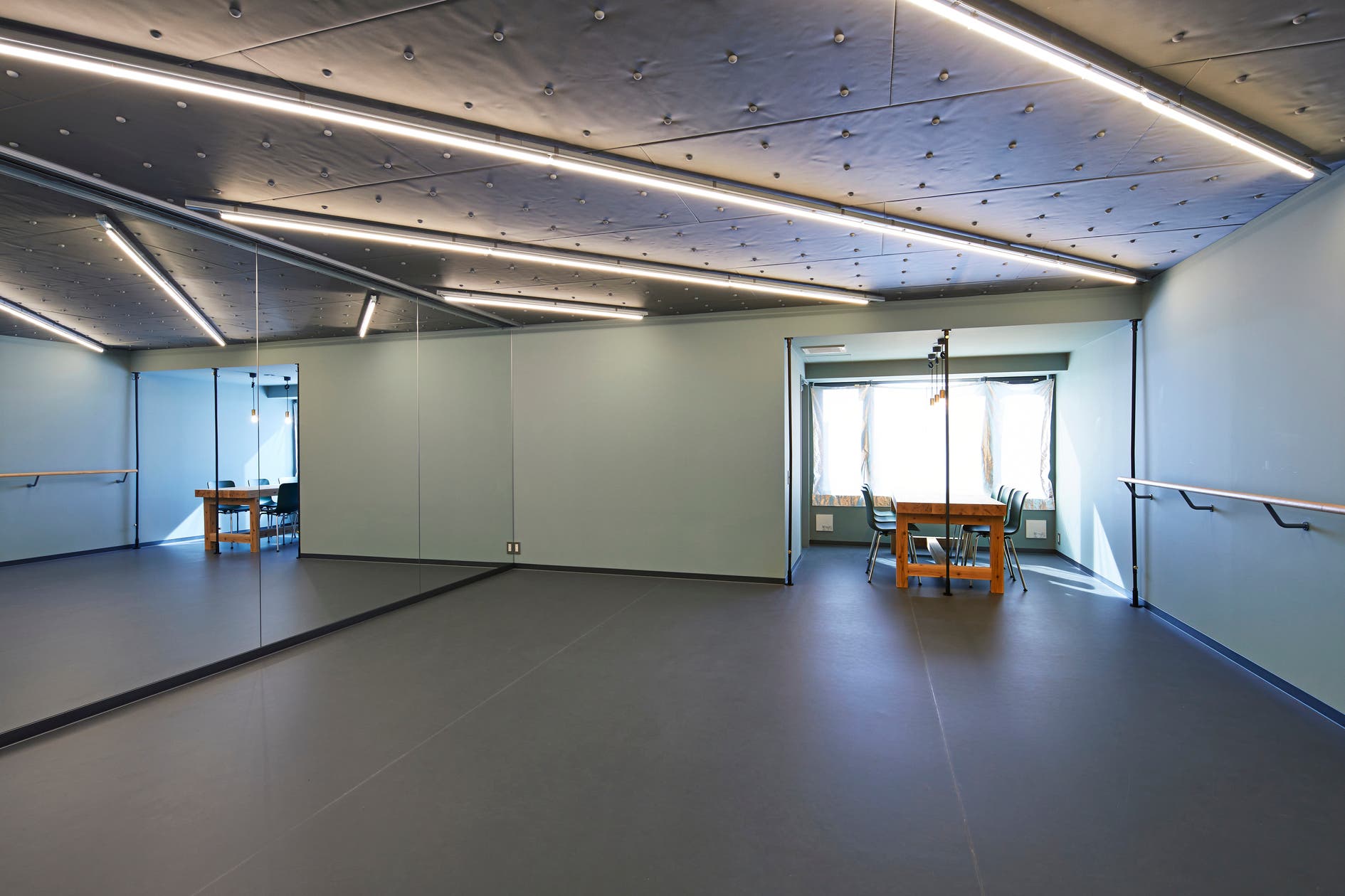 リノア北赤羽つながるば.【おとのま】期間限定で20時まで貸出時間を延長中！遮音性能のある鏡張り！ヨガ・フラダンスなどにお勧め！の写真1