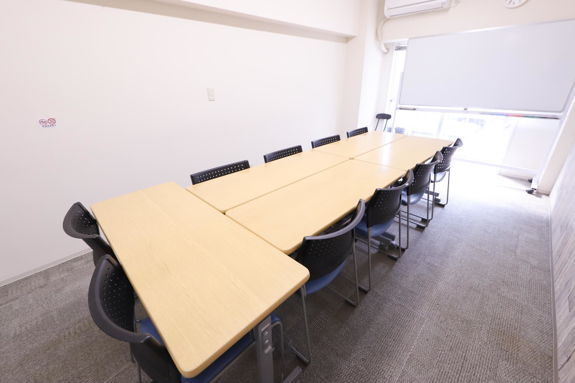 【池袋駅39番出口3分！13名利用可！】完全個室！綺麗な室内！ホワイトボード完備！コモンズ会議室 南池袋の写真3