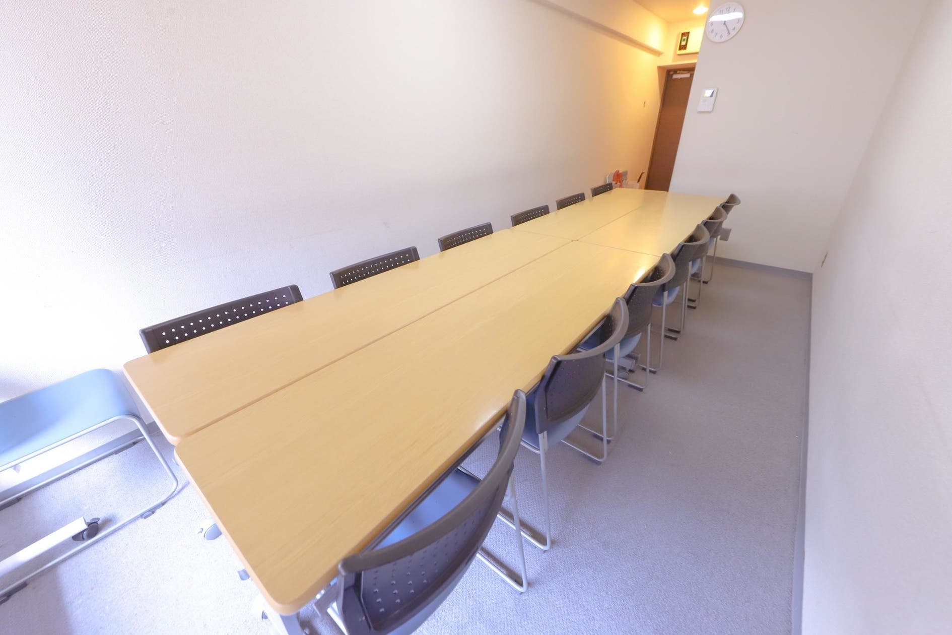 【新宿駅D5出口30秒！13名利用可！】完全個室！綺麗な室内！ホワイトボード完備！コモンズ会議室 新宿西口の写真5