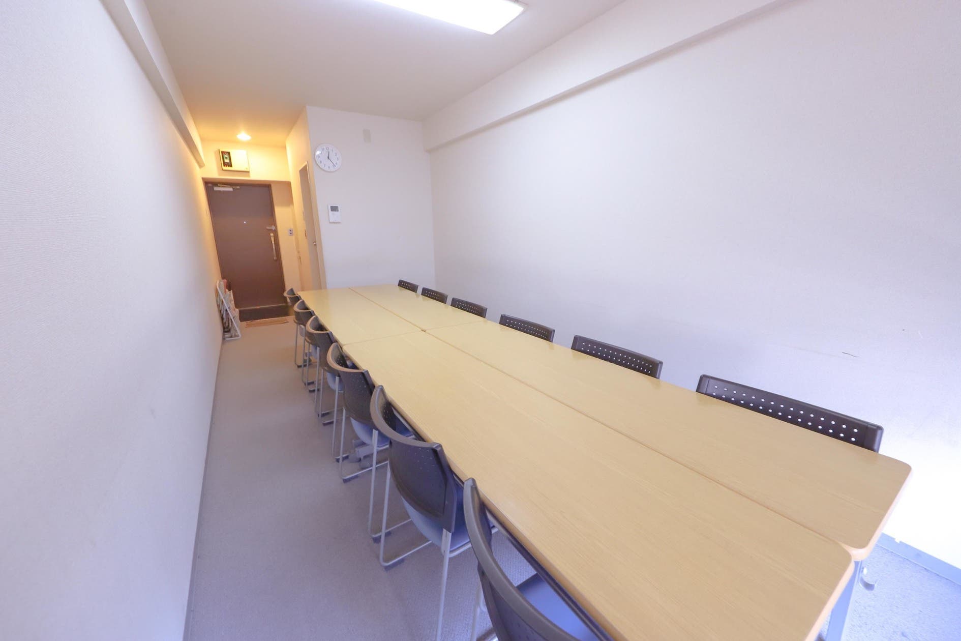 【新宿駅D5出口30秒！13名利用可！】完全個室！綺麗な室内！ホワイトボード完備！コモンズ会議室 新宿西口の写真6