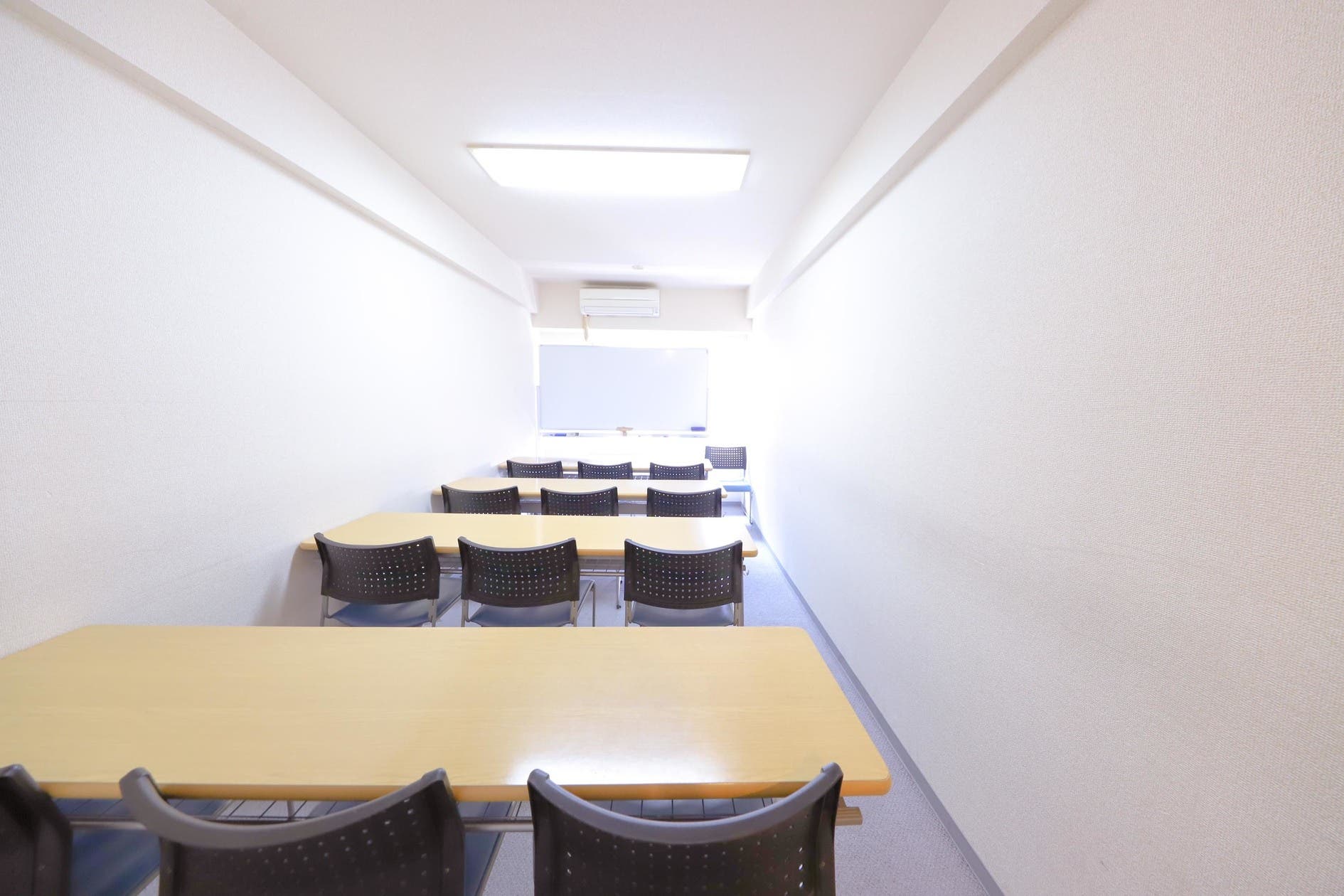 【新宿駅D5出口30秒！13名利用可！】完全個室！綺麗な室内！ホワイトボード完備！コモンズ会議室 新宿西口の写真7