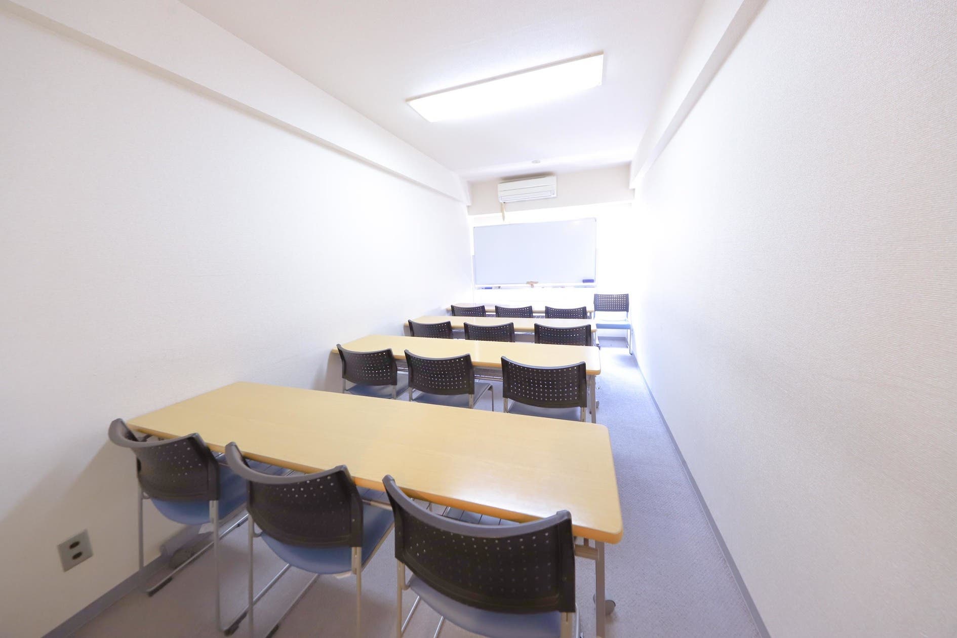 【新宿駅D5出口30秒！13名利用可！】完全個室！綺麗な室内！ホワイトボード完備！コモンズ会議室 新宿西口の写真8