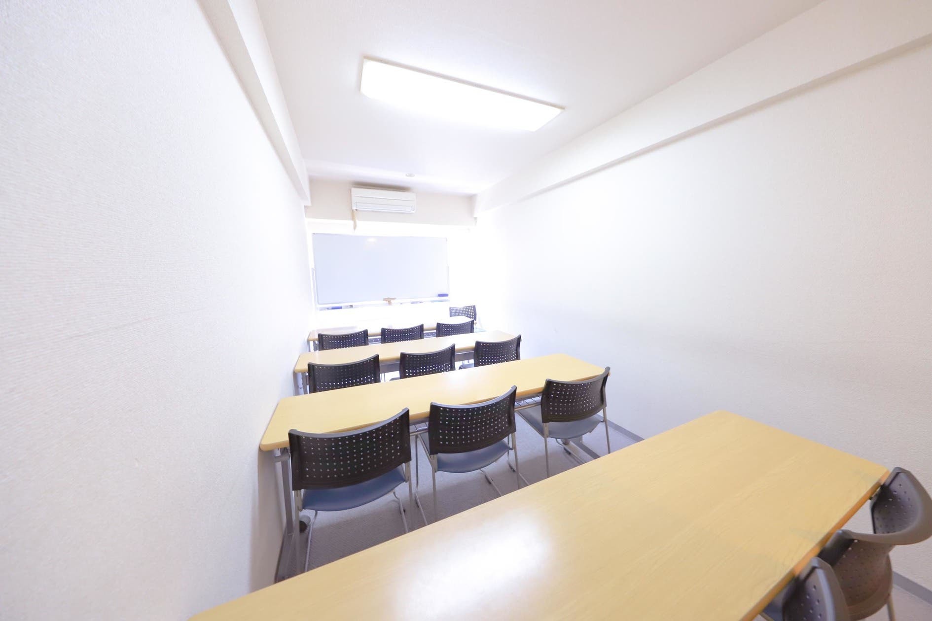 【新宿駅D5出口30秒！13名利用可！】完全個室！綺麗な室内！ホワイトボード完備！コモンズ会議室 新宿西口の写真9