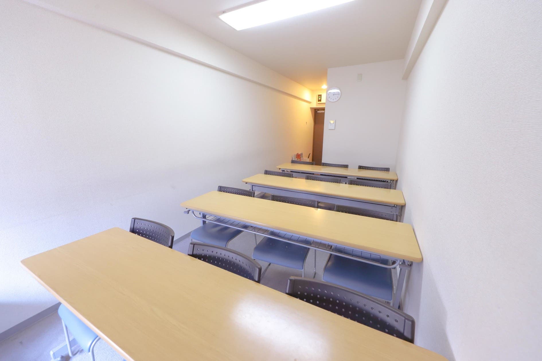 【新宿駅D5出口30秒！13名利用可！】完全個室！綺麗な室内！ホワイトボード完備！コモンズ会議室 新宿西口の写真11