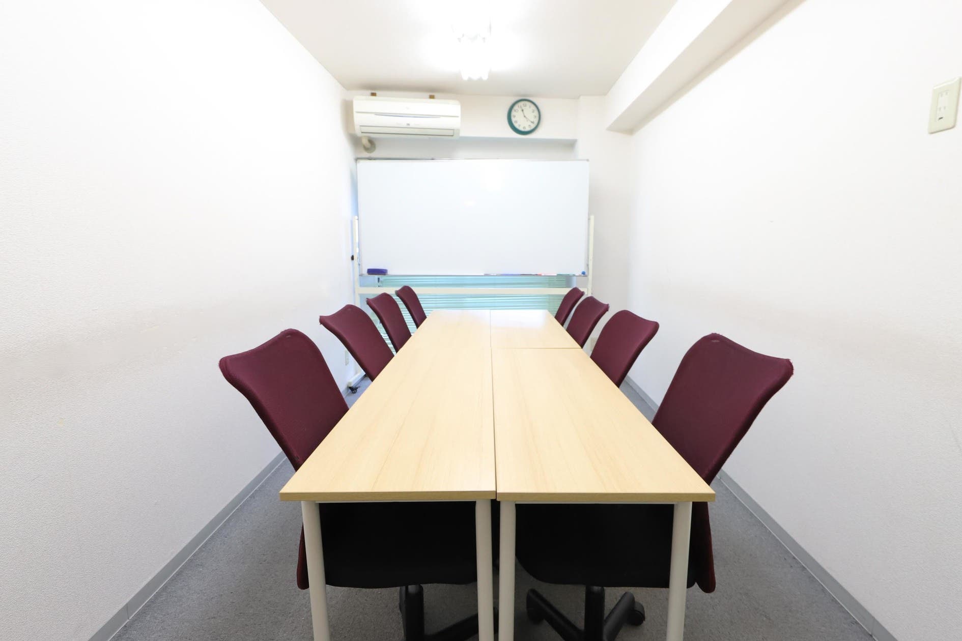 【新宿駅新南口1分！新宿三丁目駅E6出口30秒！10名利用可！】WiFi・ホワイトボード全て無料！コモンズ会議室 新宿高島屋前の写真1