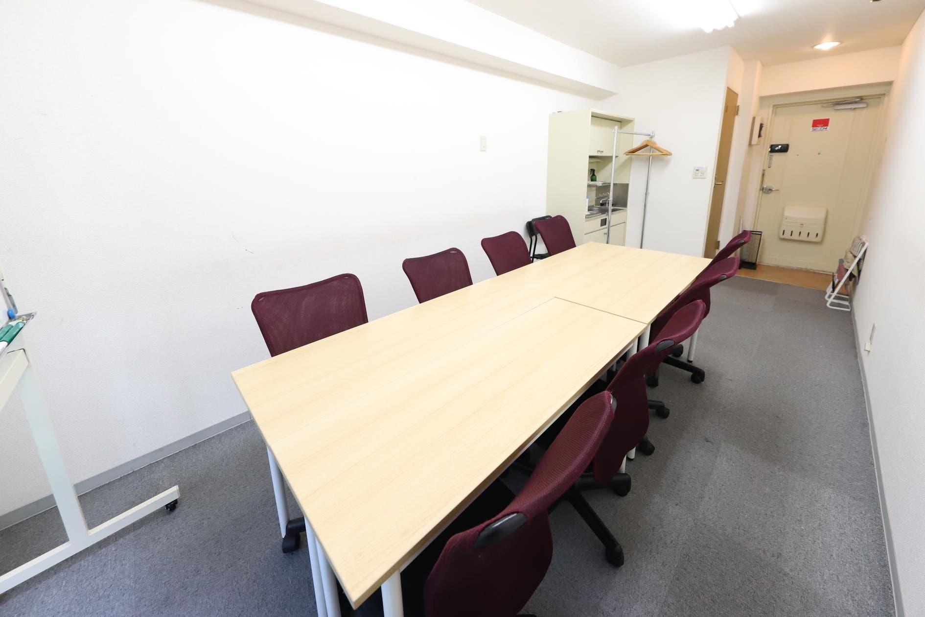 【新宿駅新南口1分！新宿三丁目駅E6出口30秒！10名利用可！】WiFi・ホワイトボード全て無料！コモンズ会議室 新宿高島屋前の写真4