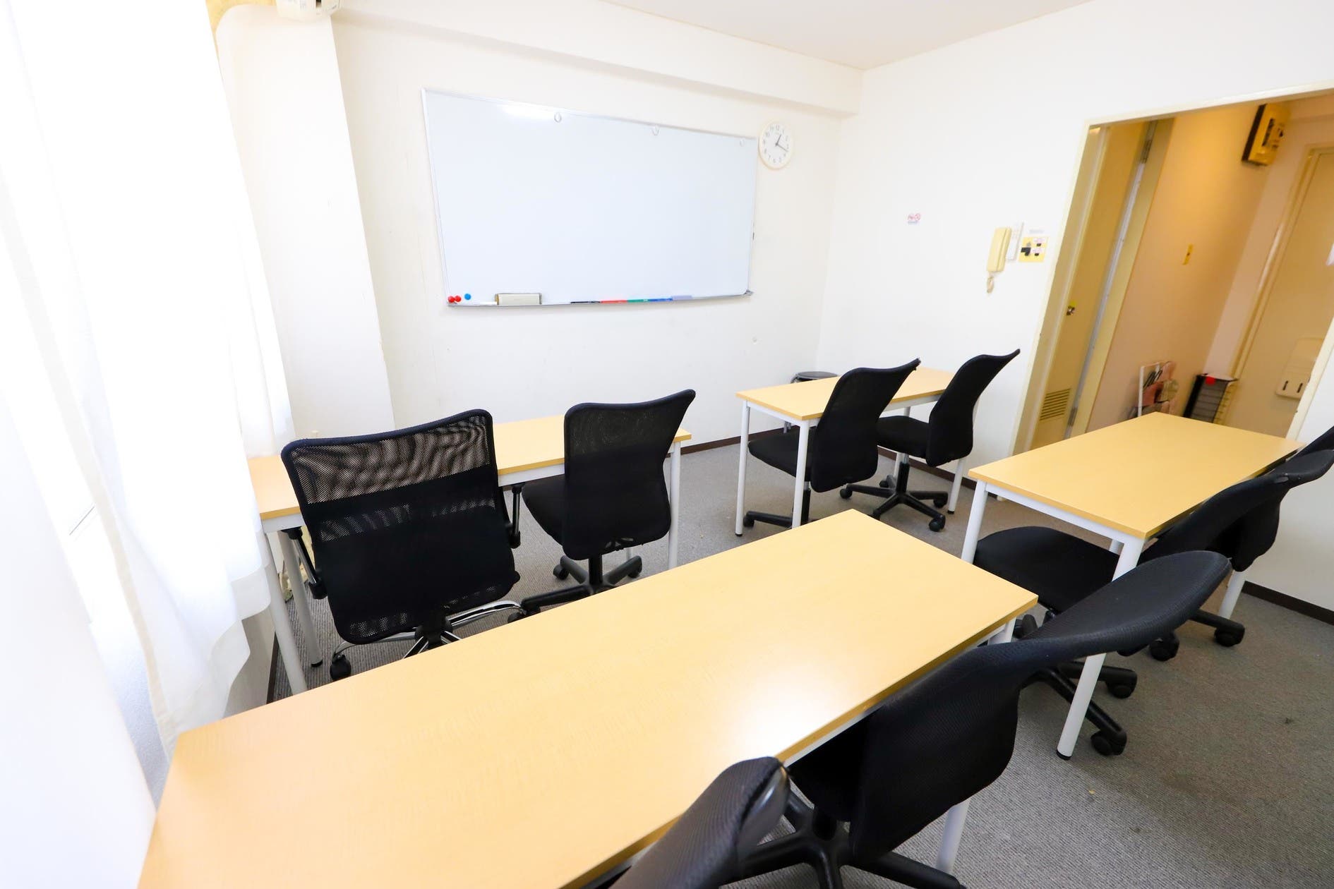【特別価格！池袋駅5分！12名利用可！】完全個室！綺麗な室内！ホワイトボード完備！コモンズ会議室 池袋東口の写真9