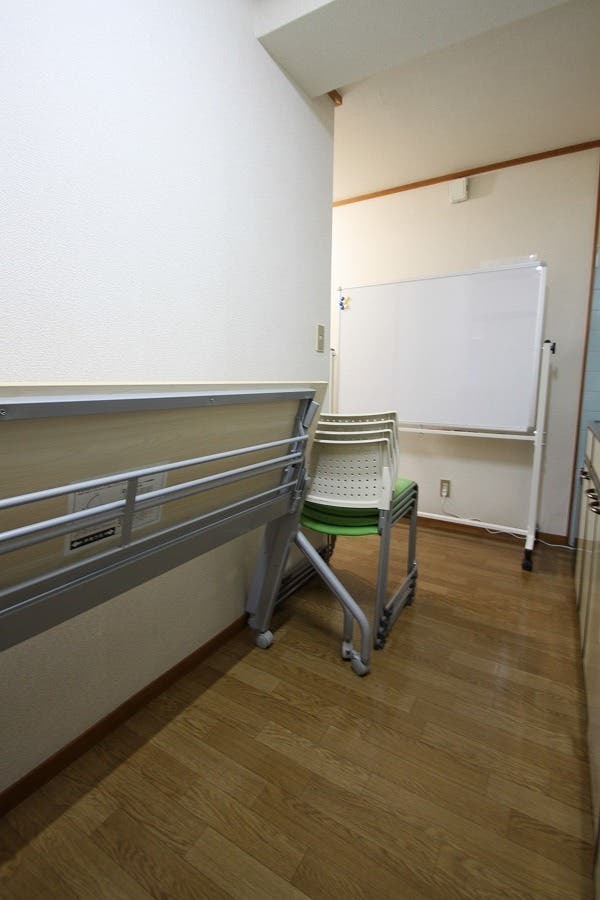 ⭐聖蹟桜ヶ丘駅2分！10名利用可⭐50型モニタ/光回線/WiFi/FireTV/BlurayDVD/施術台/キッチン全無料！の写真16