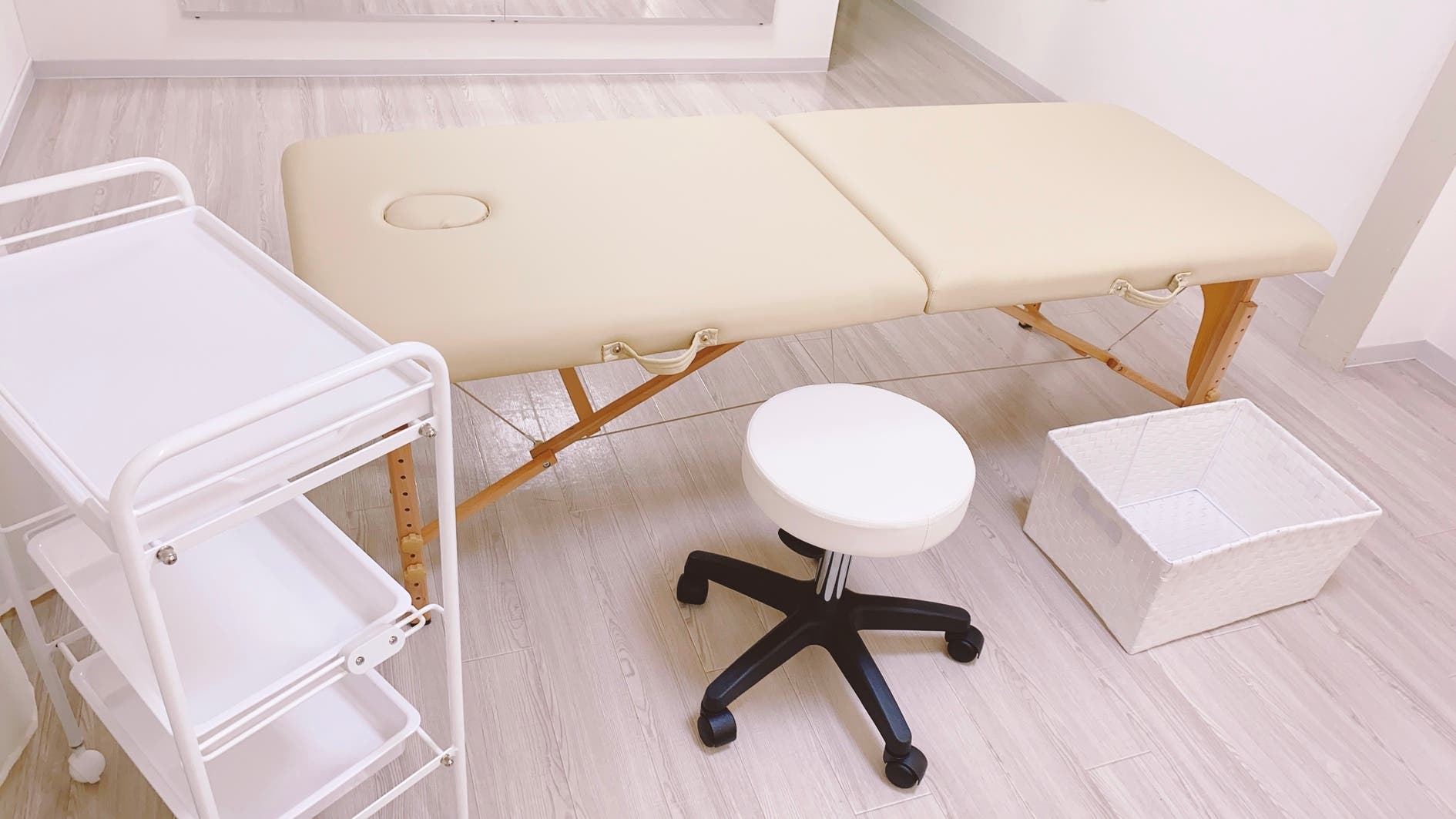 《サロン・ド・ビー》記念価格✨整体ベッド/スツール/ワゴン/Wi-Fi・音楽プレイヤー貸出無料！の写真4