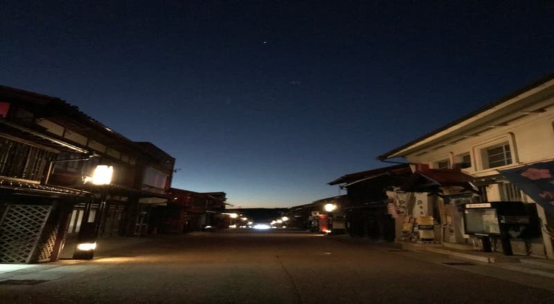 和建築の一軒家の２階、和室、和の庭あり