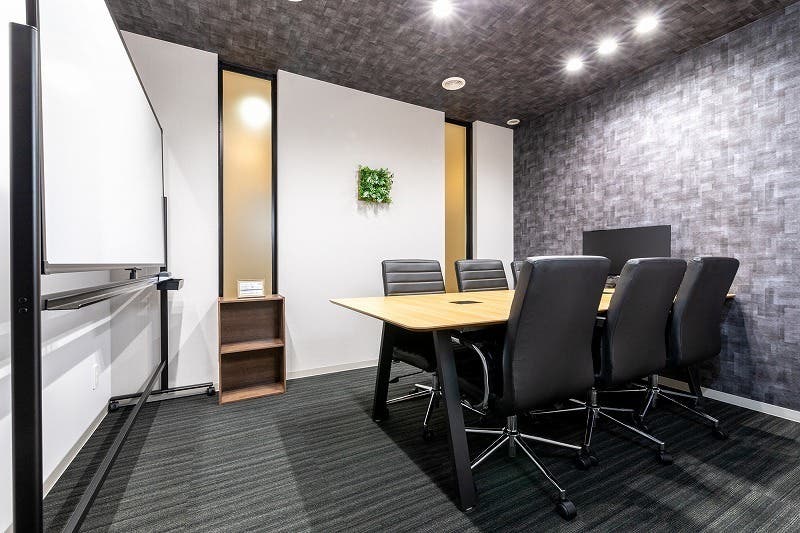 【JR千葉駅徒歩１分】千葉駅前 ６名用会議室 打合せやWEB会議✨#Wi-Fi #電源 #ホワイトボード #フリードリンクの写真1