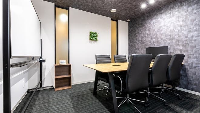 【JR千葉駅徒歩1分】千葉駅前 6名用会議室 打合せやWEB会議✨#Wi-Fi #電源 #ホワイトボード #フリードリンクの写真1