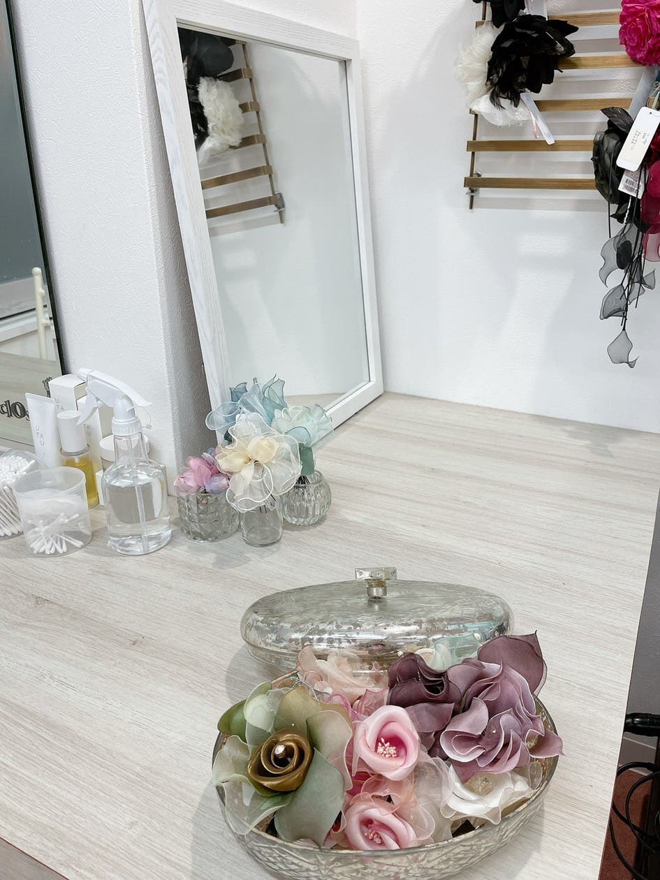 自然光の入るヘアセットブース！ヘアメイク・メイクレッスン・ネイル・パーソナルカラー診断・パウダールーム利用に！の写真7