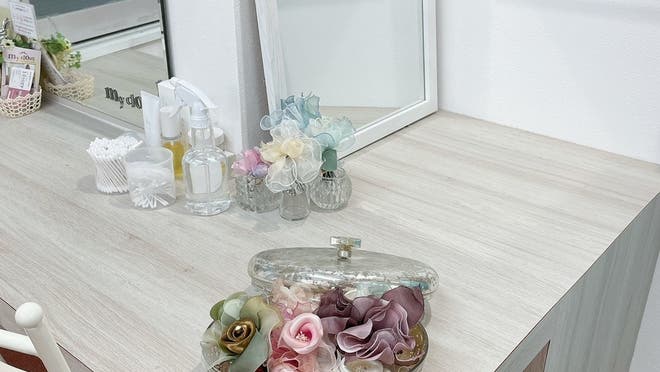 自然光の入るヘアセットブース!ヘアメイク・メイクレッスン・ネイル・パーソナルカラー診断・パウダールーム利用に!の写真4