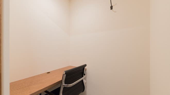 WEB会議に最適!駅近ワークスペース内の個室席の写真1