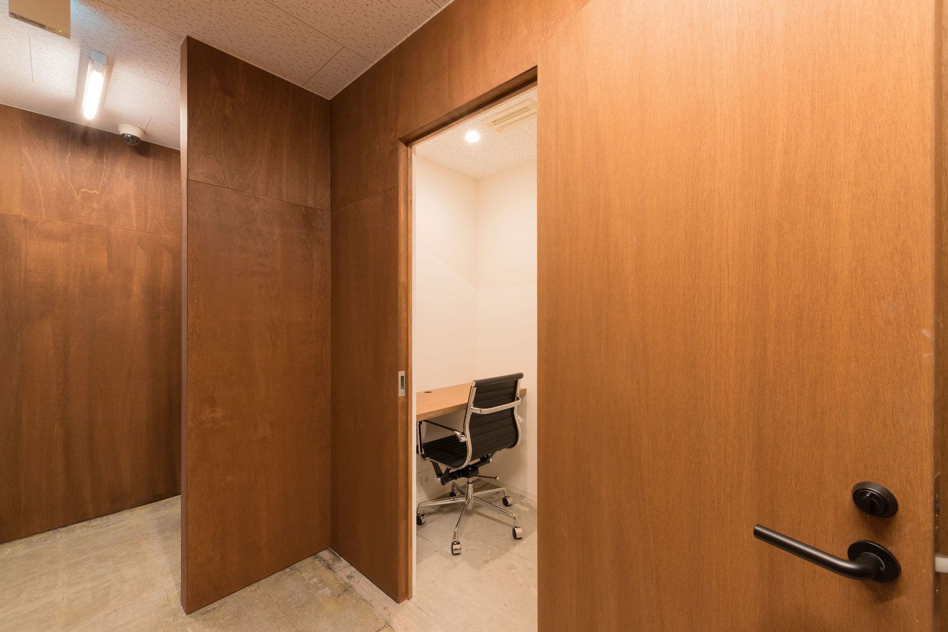 WEB会議に最適！駅近ワークスペース内の個室席の写真2